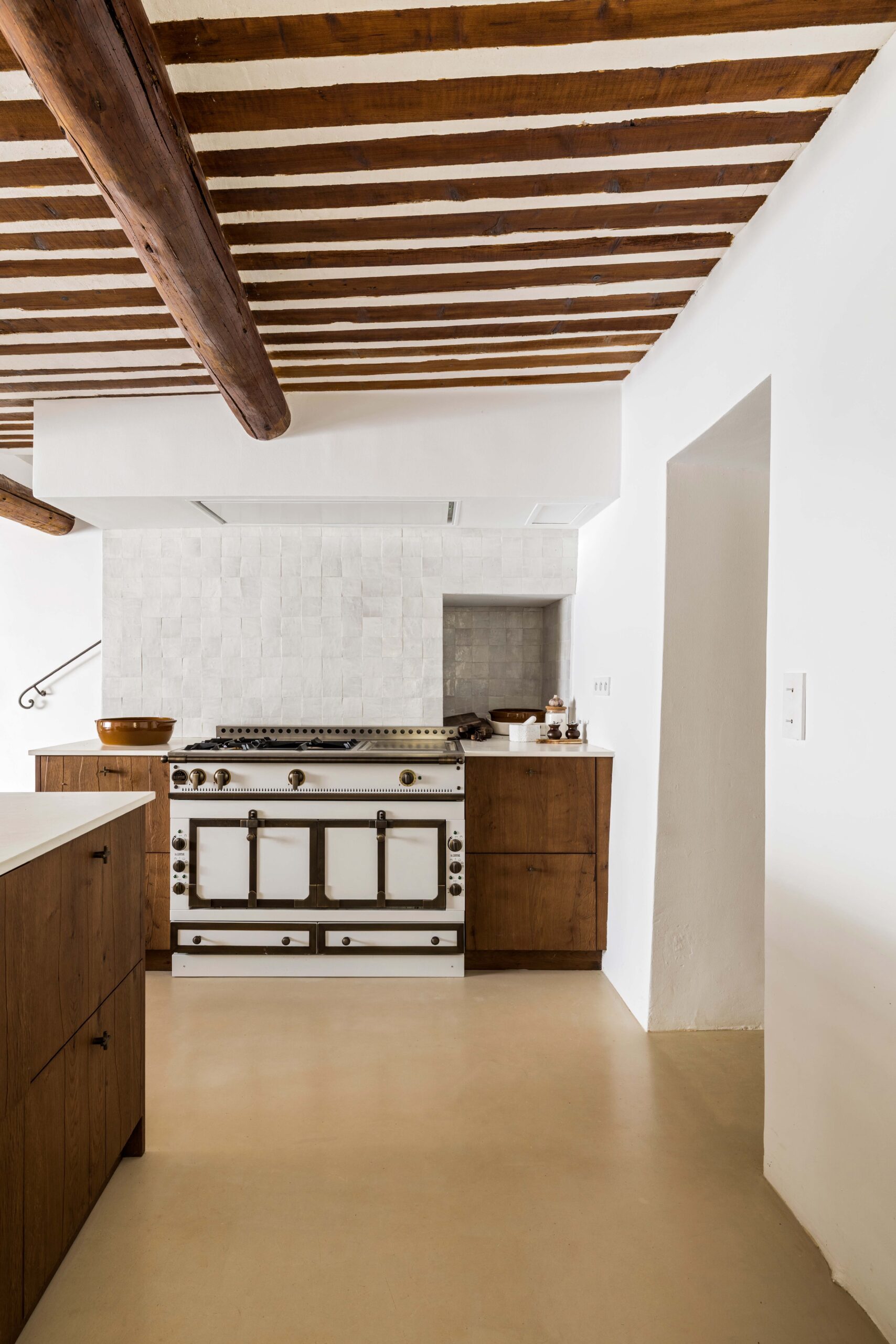 Kitchen design in a traditional home next to Les Montagnardes - DOCA